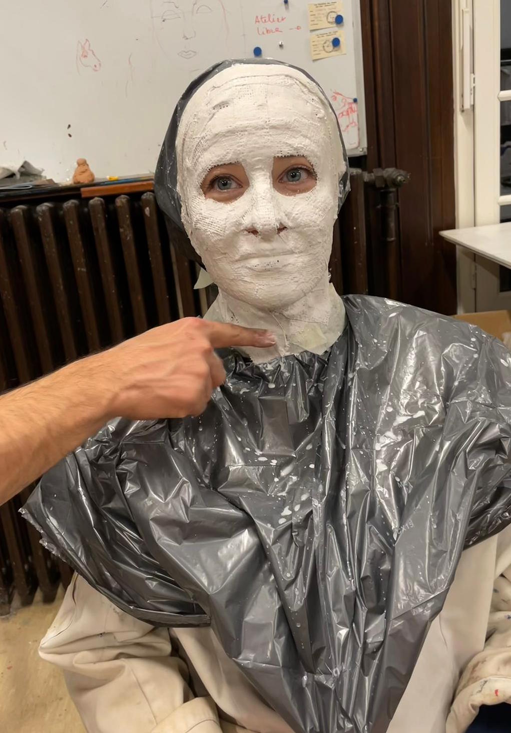 Moulage d’un visage avec des bandes platrées – Sculptur•Ed